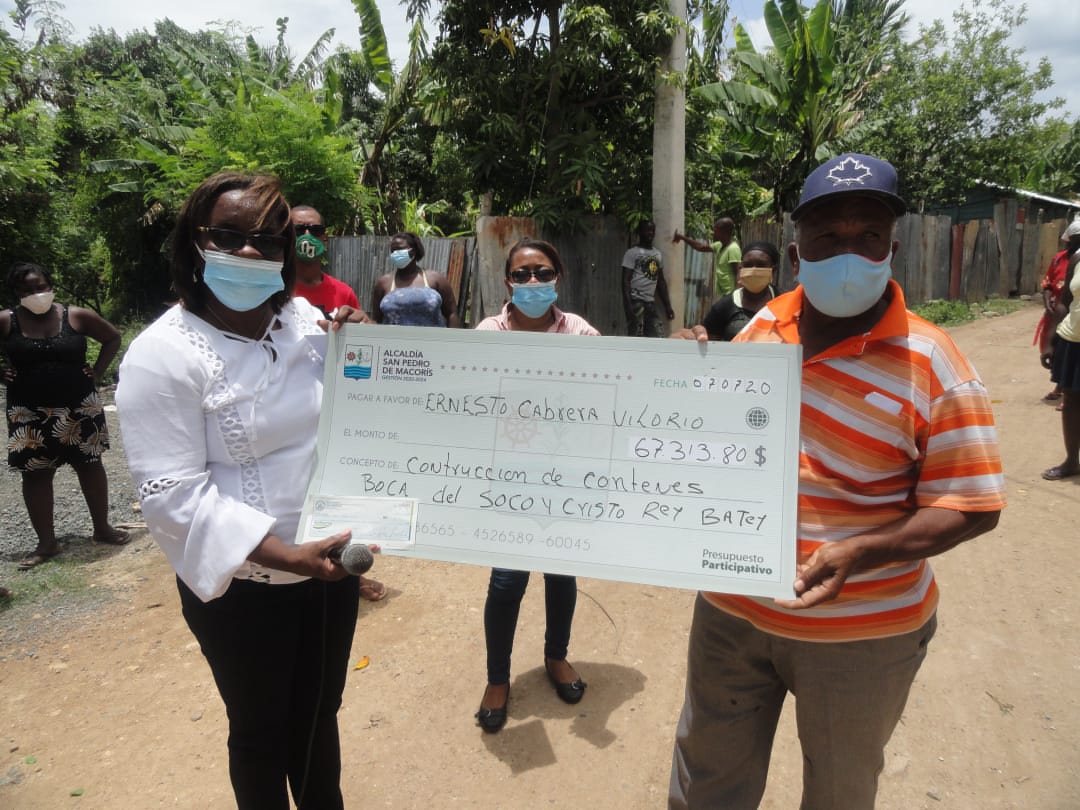 Ayuntamiento SPM entrega cheque de RD$67,313.80 para construcción ...