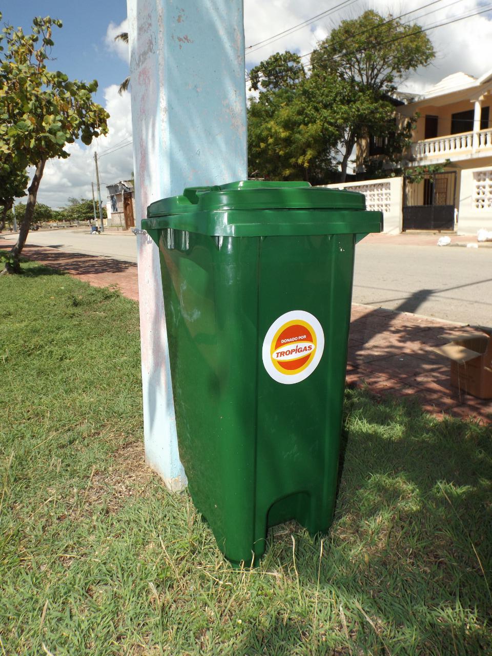 Alcaldía de SPM instala zafacones en distintos puntos de la ciudad ...