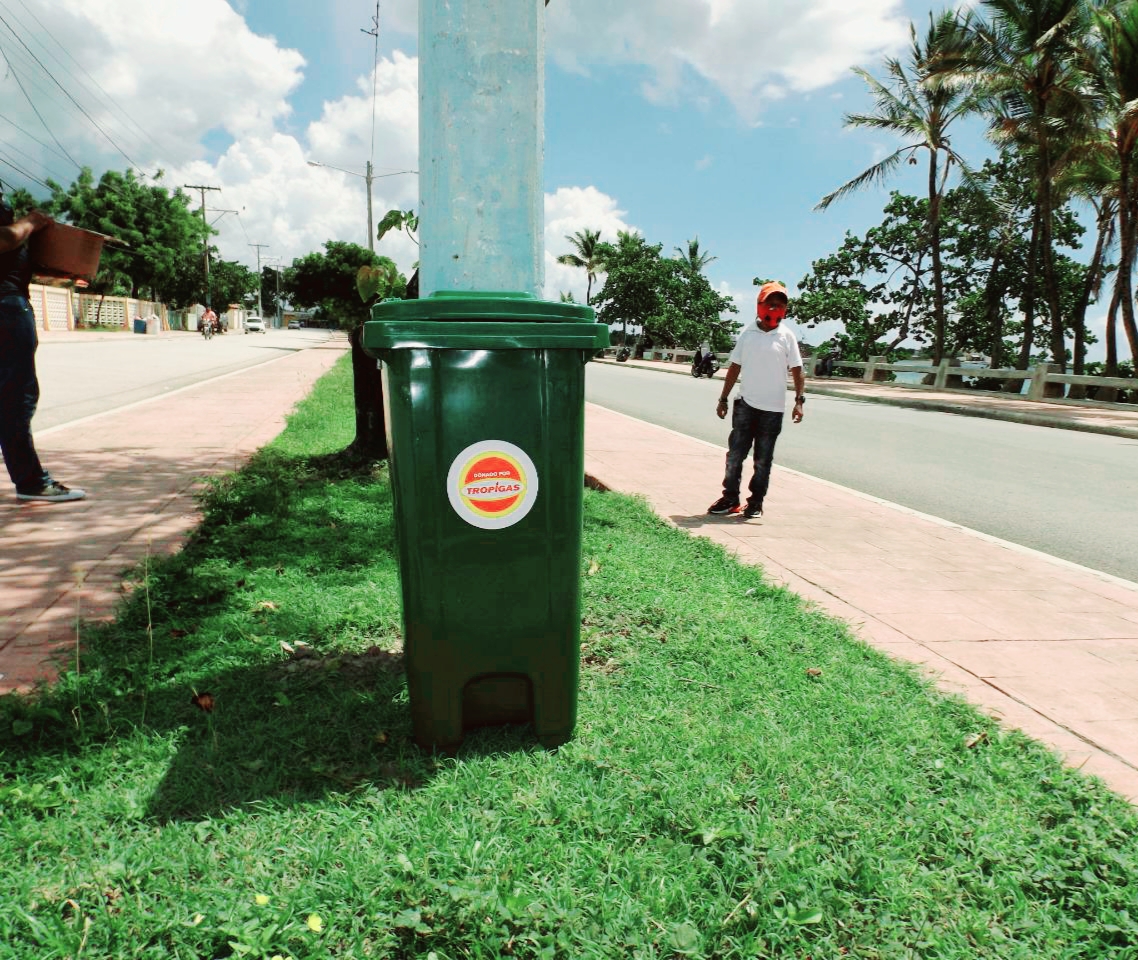 Alcaldía de SPM instala zafacones en distintos puntos de la ciudad ...