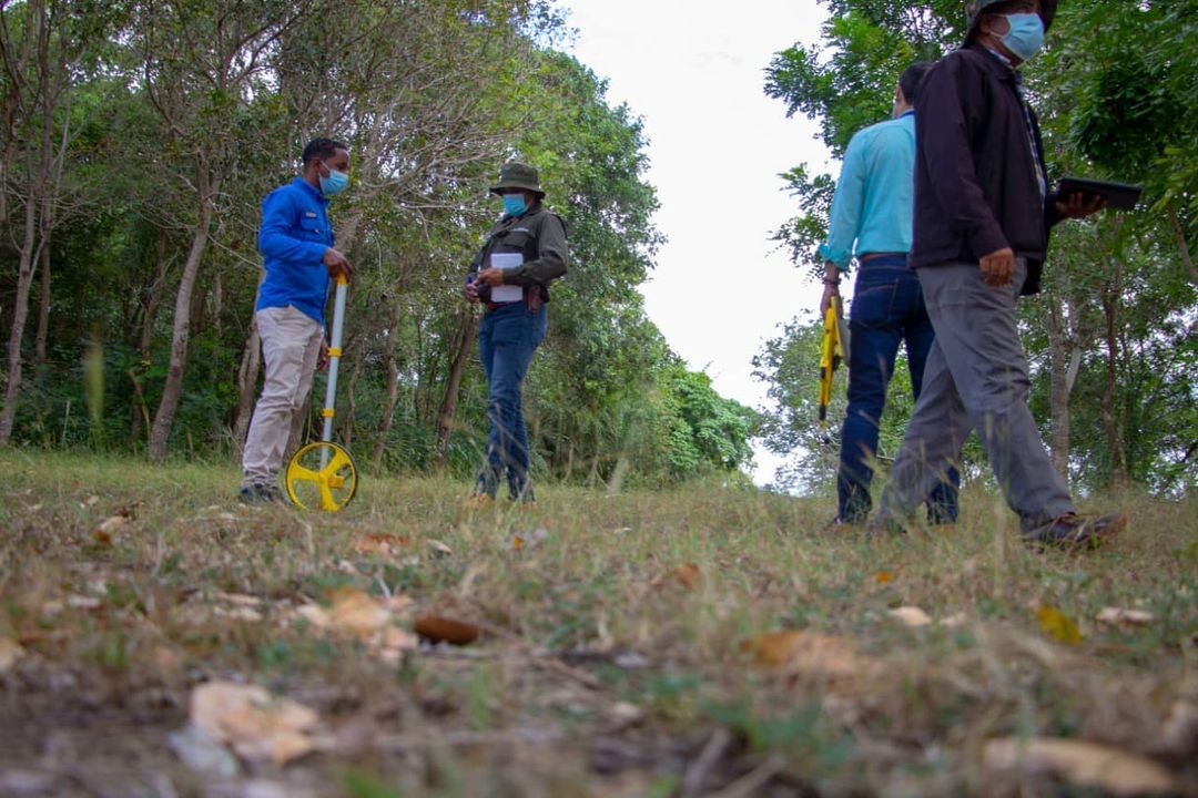 Junto a una comisión del Ministerio de Medio Ambiente y Recursos ...